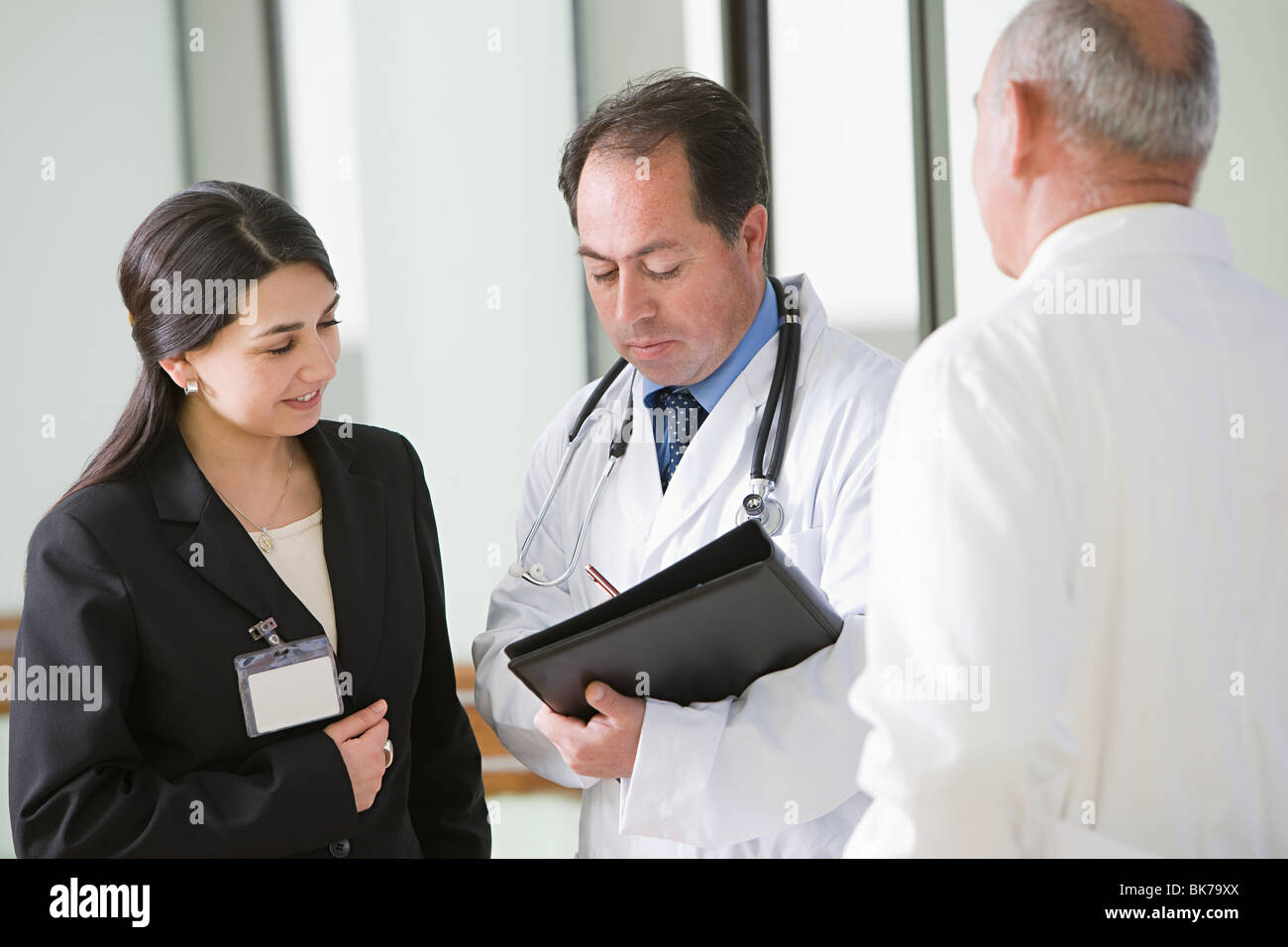 Doctors having discussion Stock Photo - Alamy