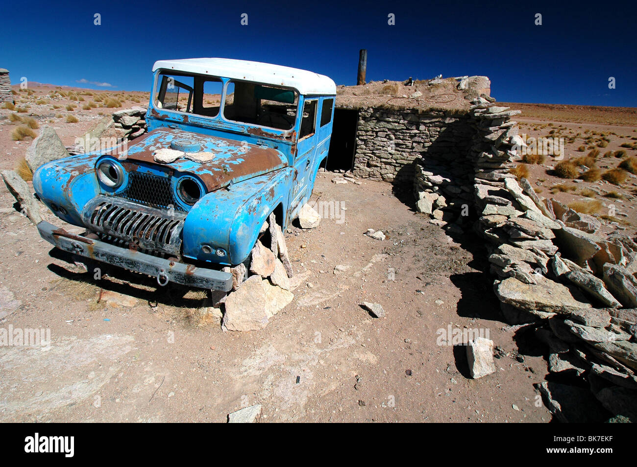 Abandoned car and home in Bolivia Stock Photo - Alamy
