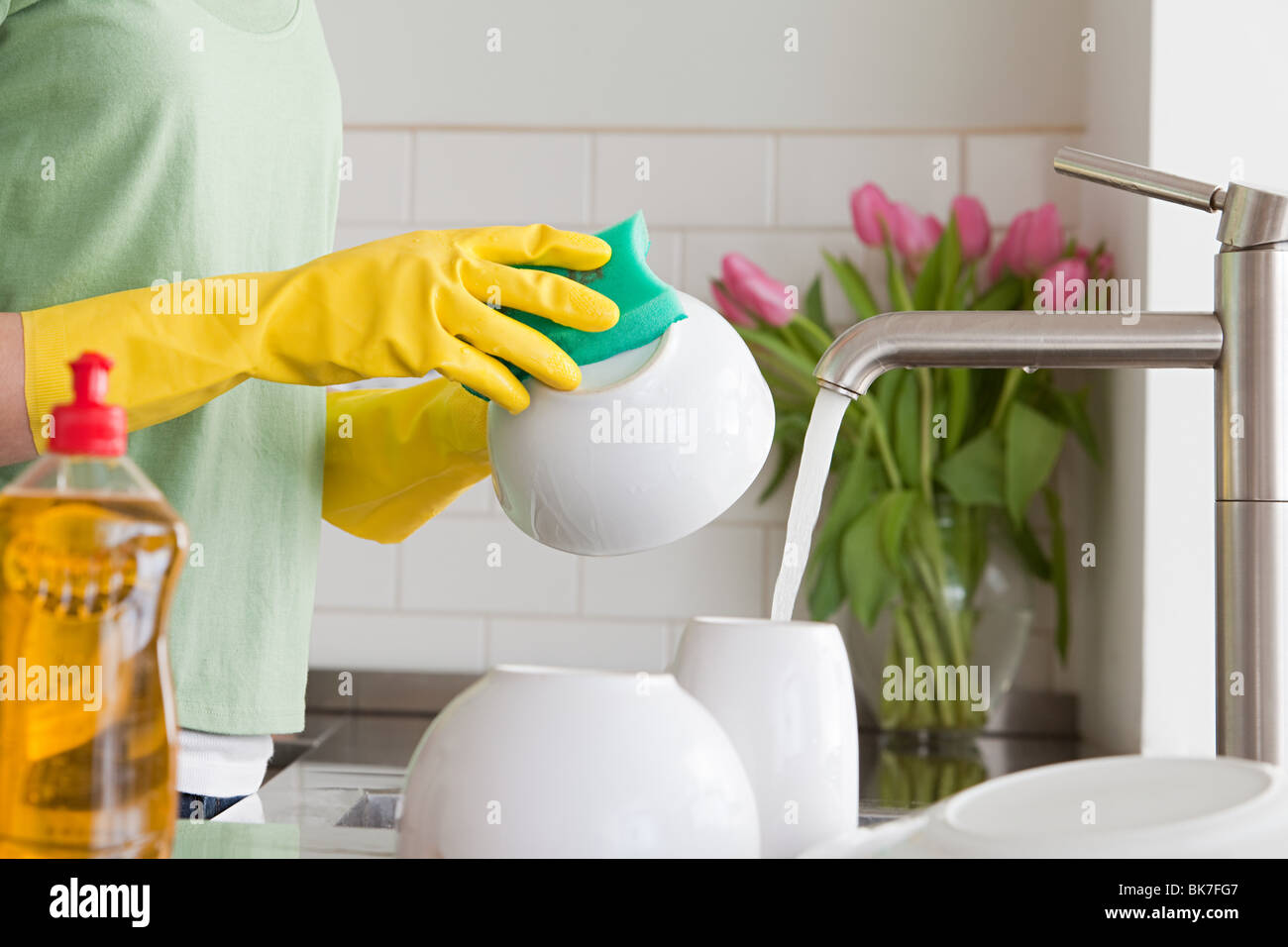 Woman washing up Stock Photo - Alamy