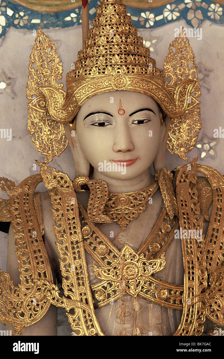 Royal buddha image hi-res stock photography and images - Alamy
