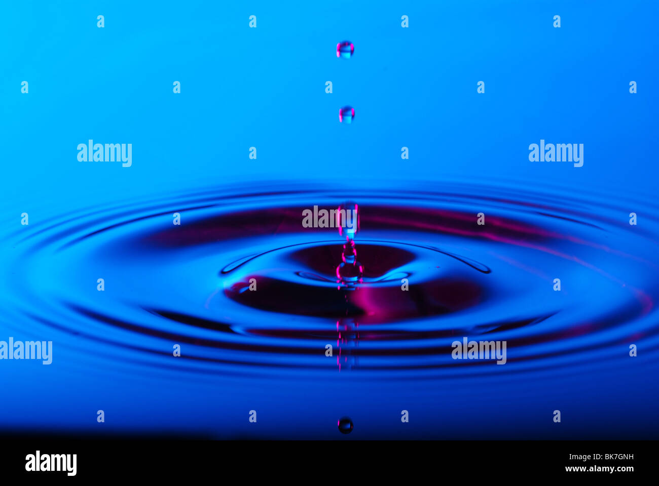 Water drop bouncing hi-res stock photography and images - Alamy