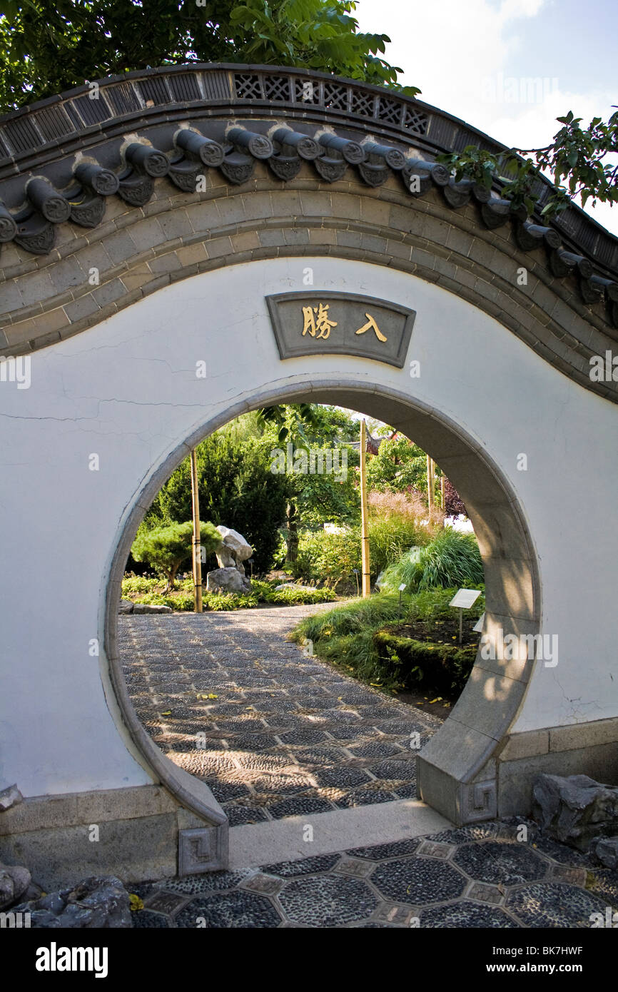 Round gate in chinese style hi-res stock photography and images - Alamy
