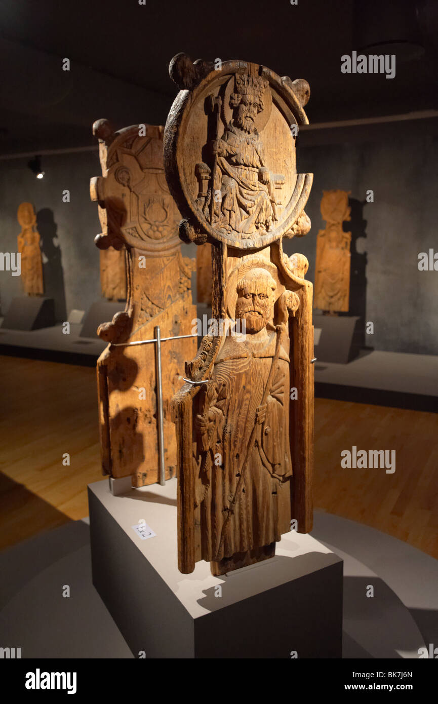 Carved wood pew hi-res stock photography and images - Alamy