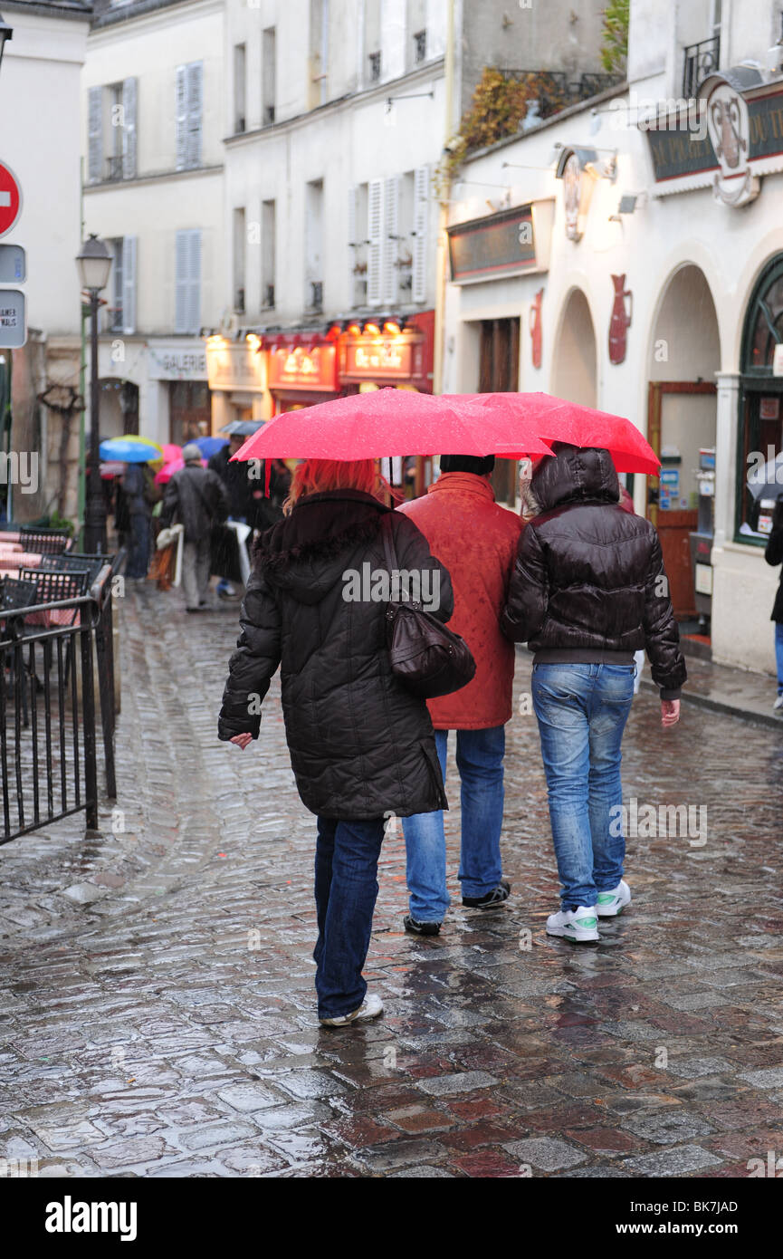 People walking in the rain hi-res stock photography and images - Alamy