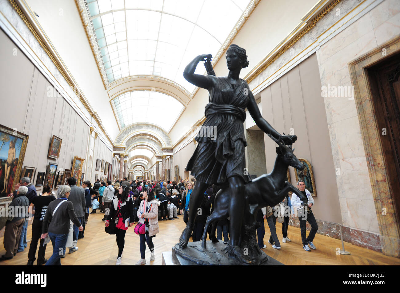 Crowds at louvre museum hi-res stock photography and images - Alamy