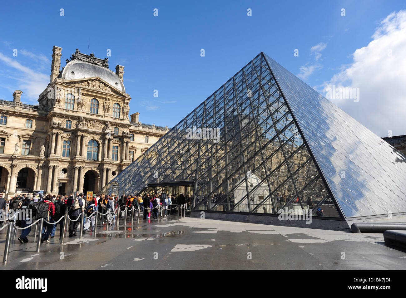 Louvre museum exterior hi-res stock photography and images - Alamy