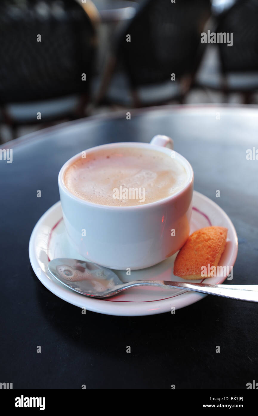 France Paris sidewalk cafe cafe creme espresso au lait Stock Photo - Alamy