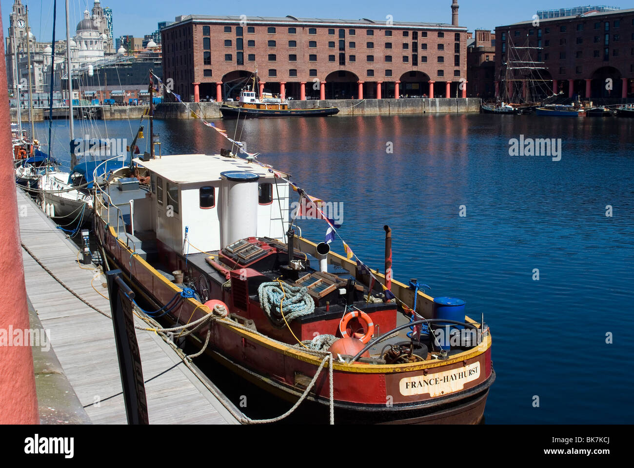 Albert dock liverpool boats hi-res stock photography and images - Alamy