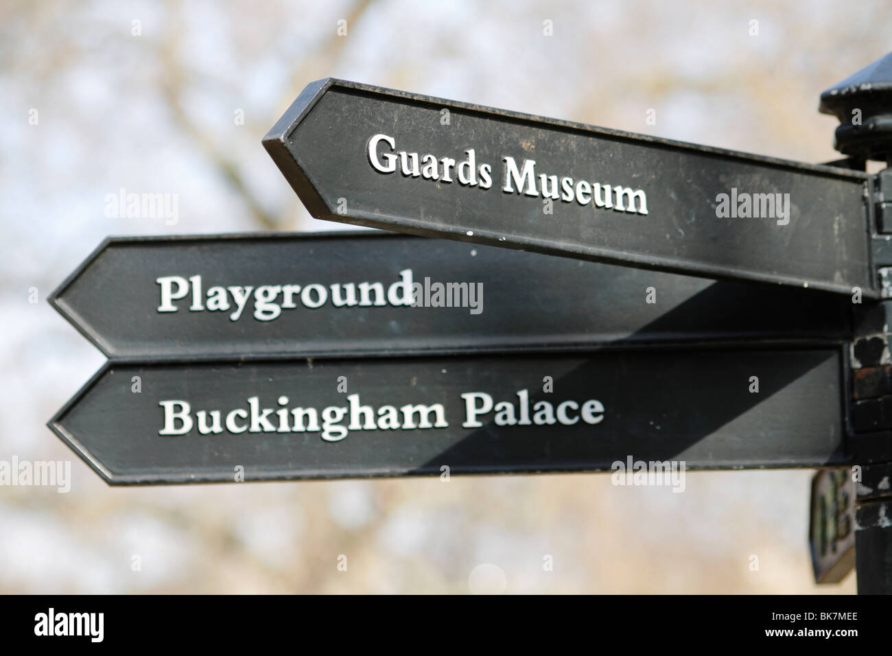 Sign for Buckingham Palace and Guards Museum in St James Park, London ...