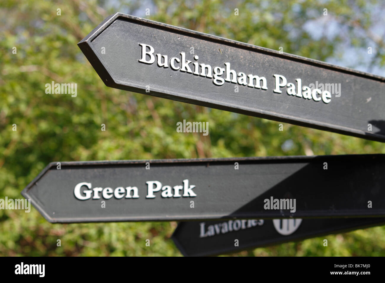 Sign for Buckingham Palace and Green Park in St James Park, London ...