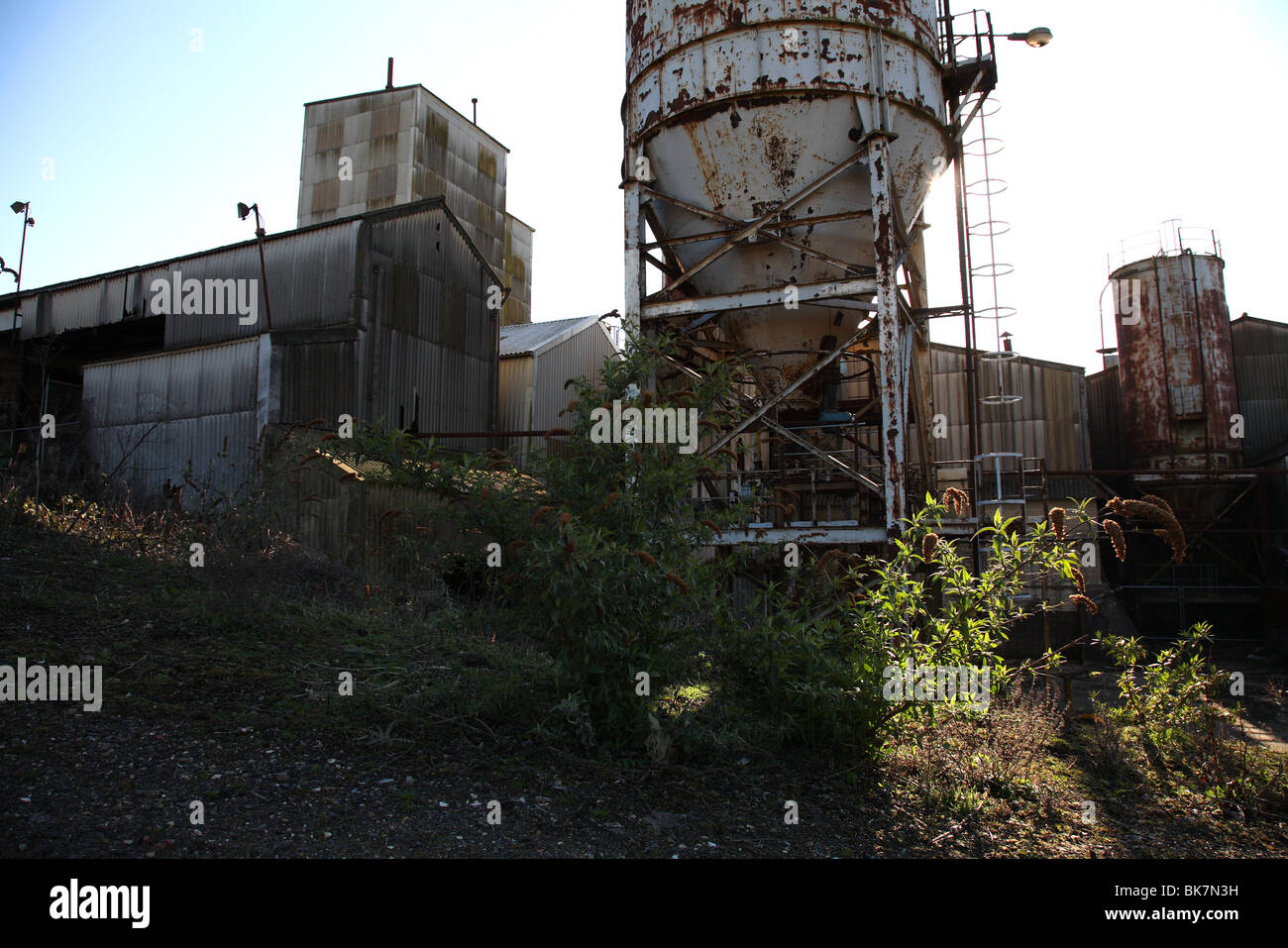 Rubbish derelict factory warehouse hi-res stock photography and images ...