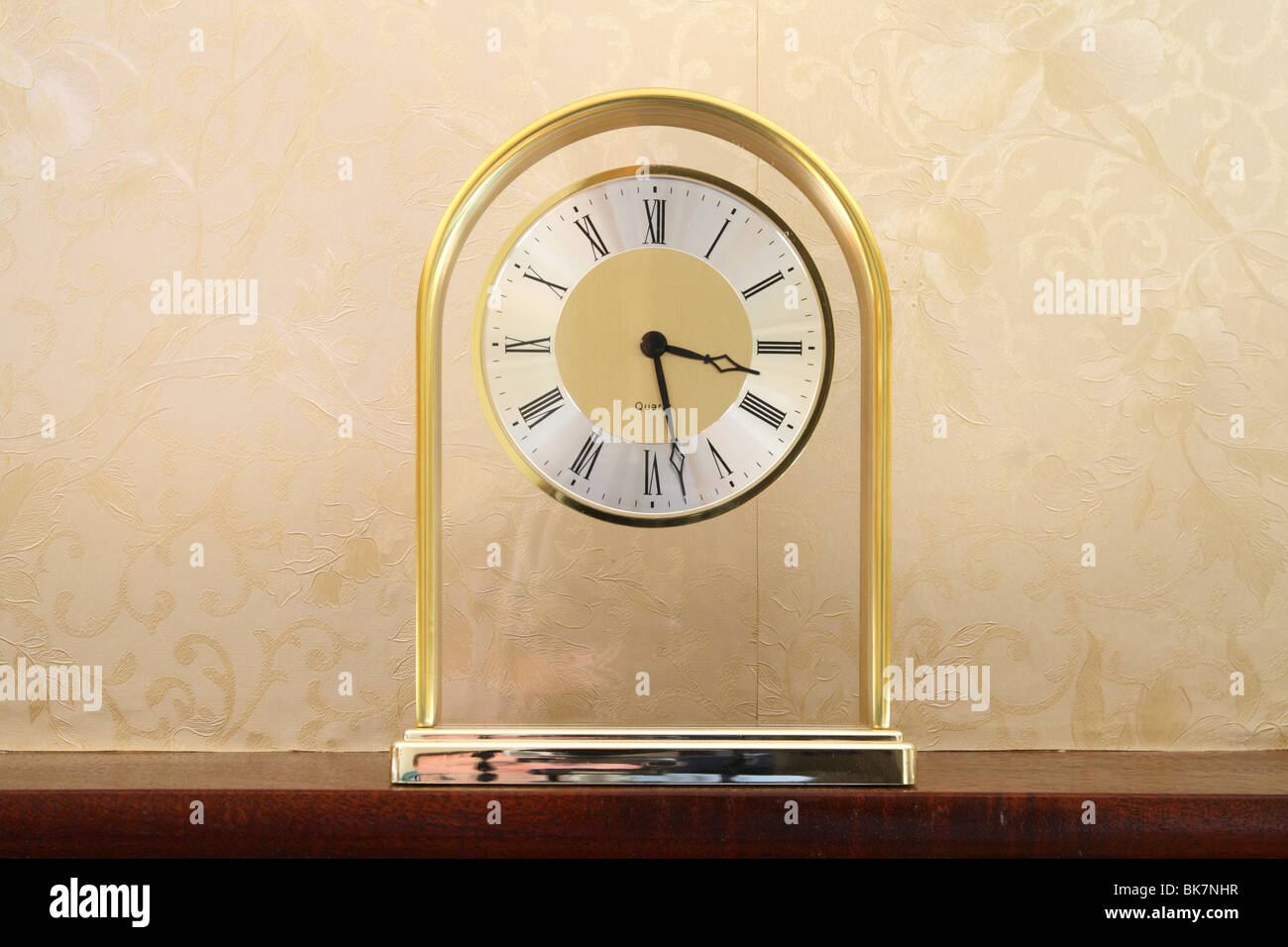 Mantel clock hi-res stock photography and images - Alamy
