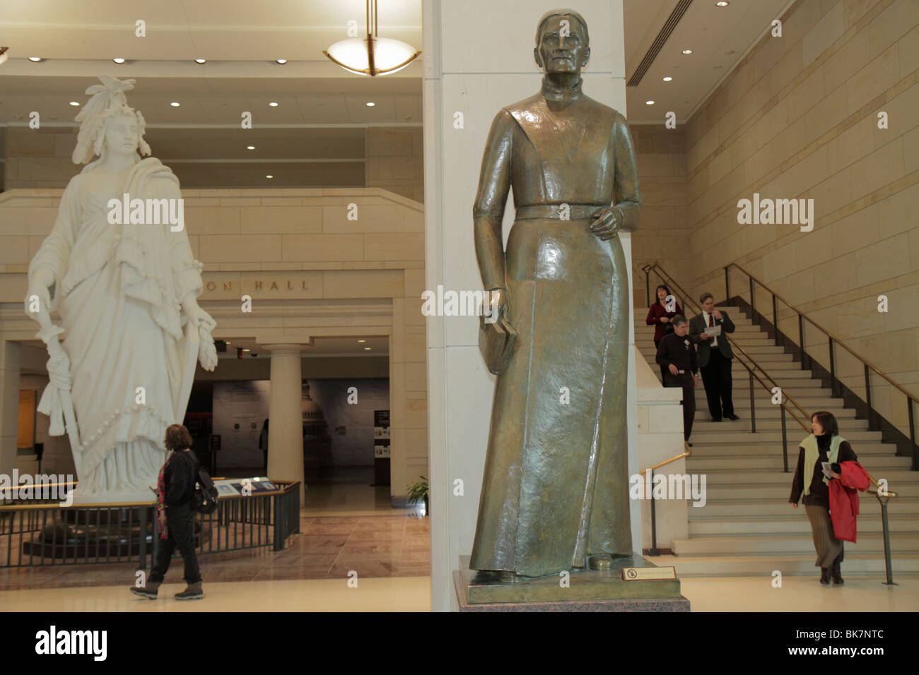 Us capitol visitors center people hi-res stock photography and images ...