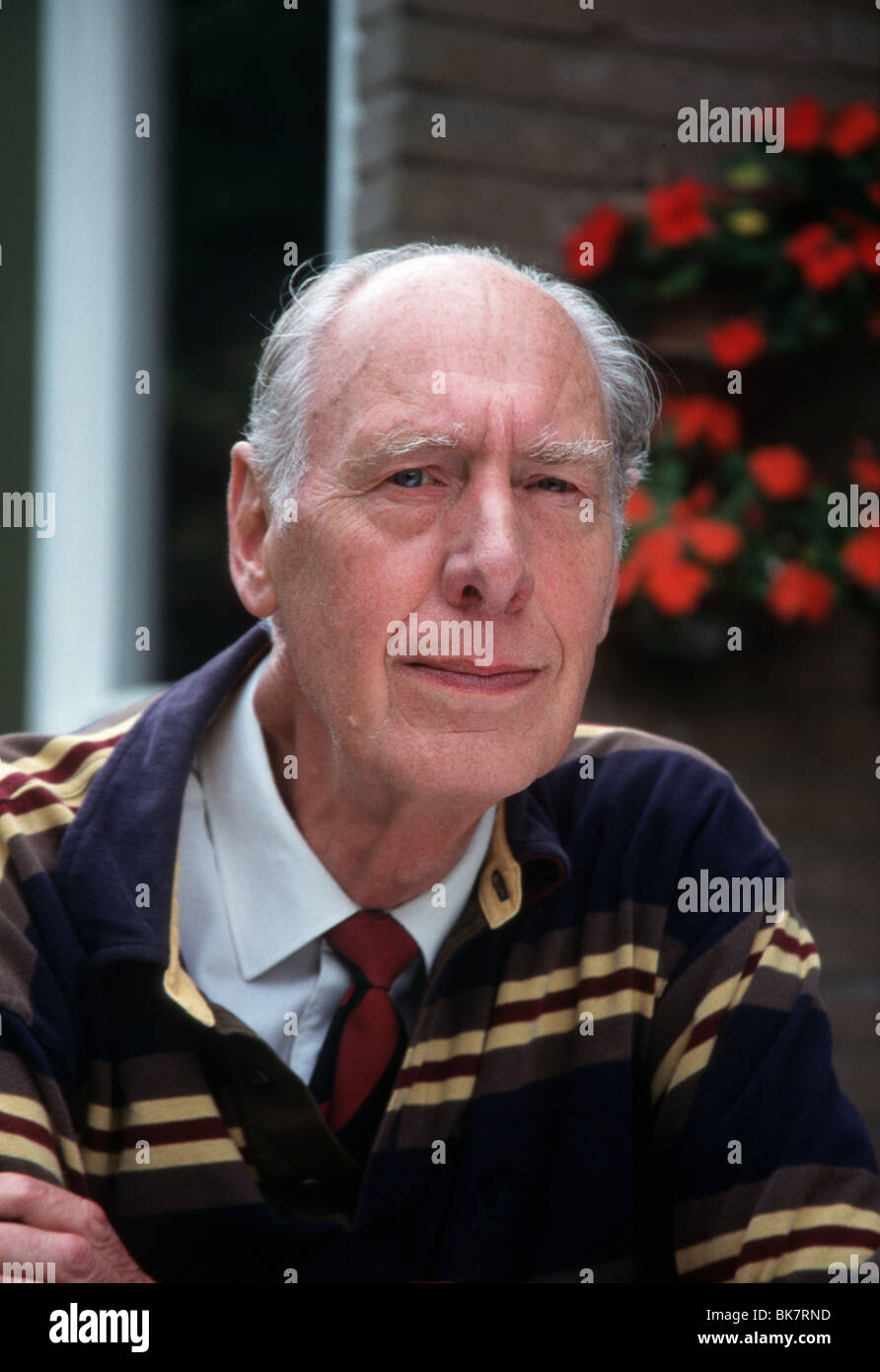 Man 70s outside hi-res stock photography and images - Alamy