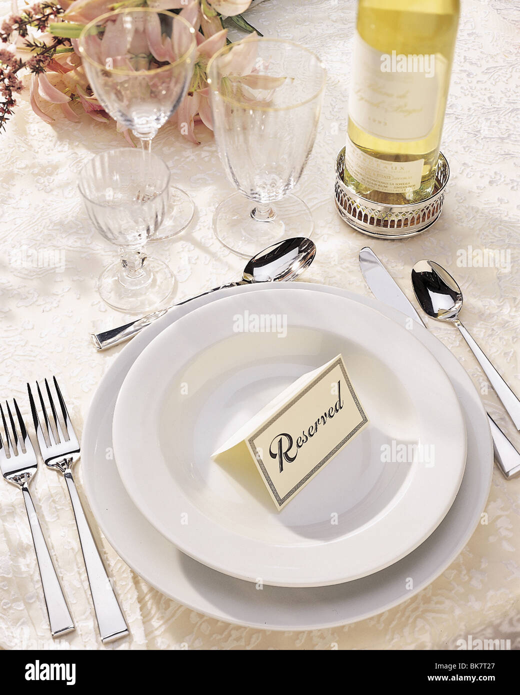 Reserved table signs hi-res stock photography and images - Alamy