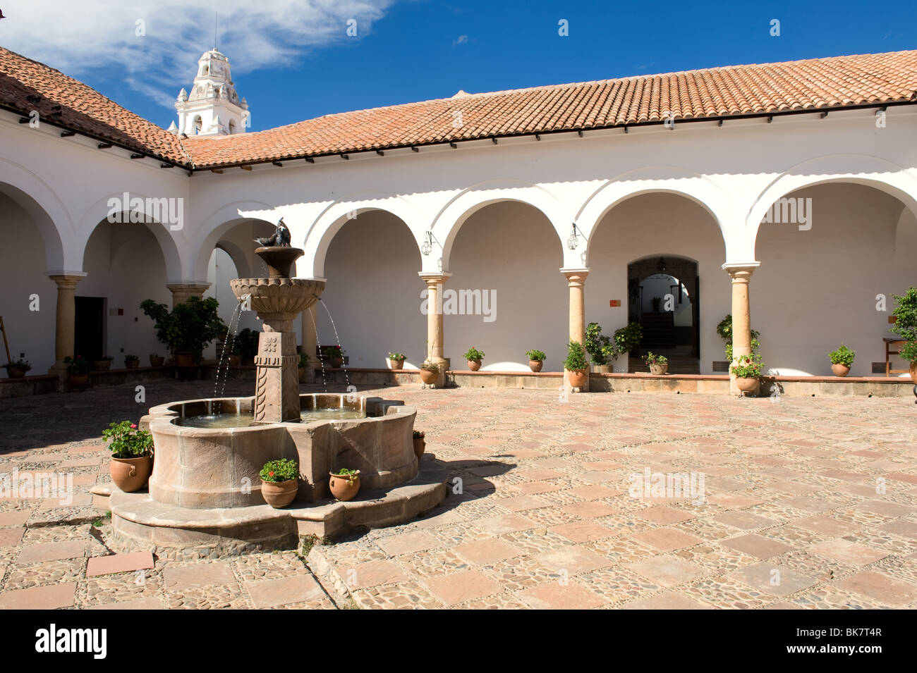 Colonial style columns hi-res stock photography and images - Alamy