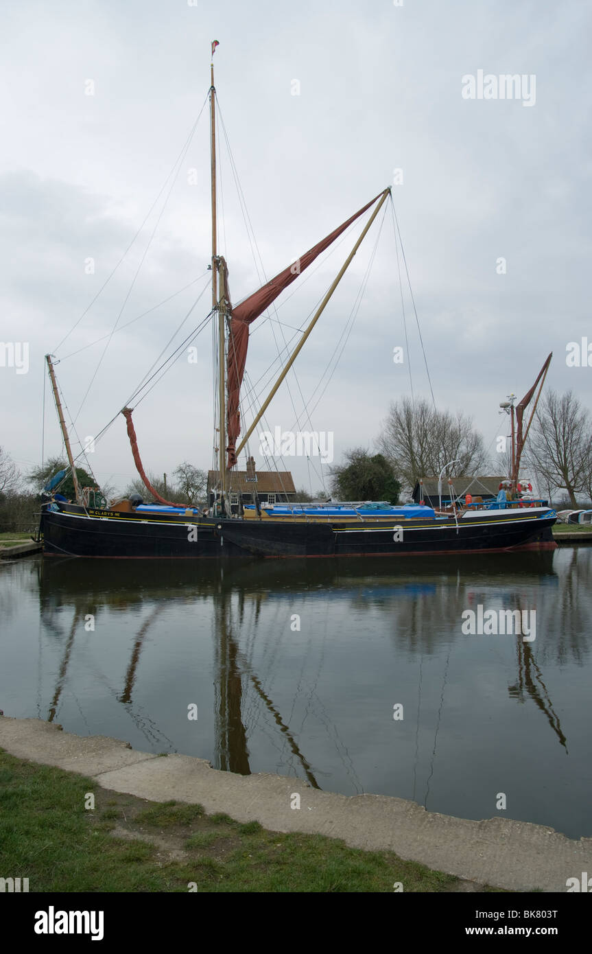 Barge mooring up hi-res stock photography and images - Alamy