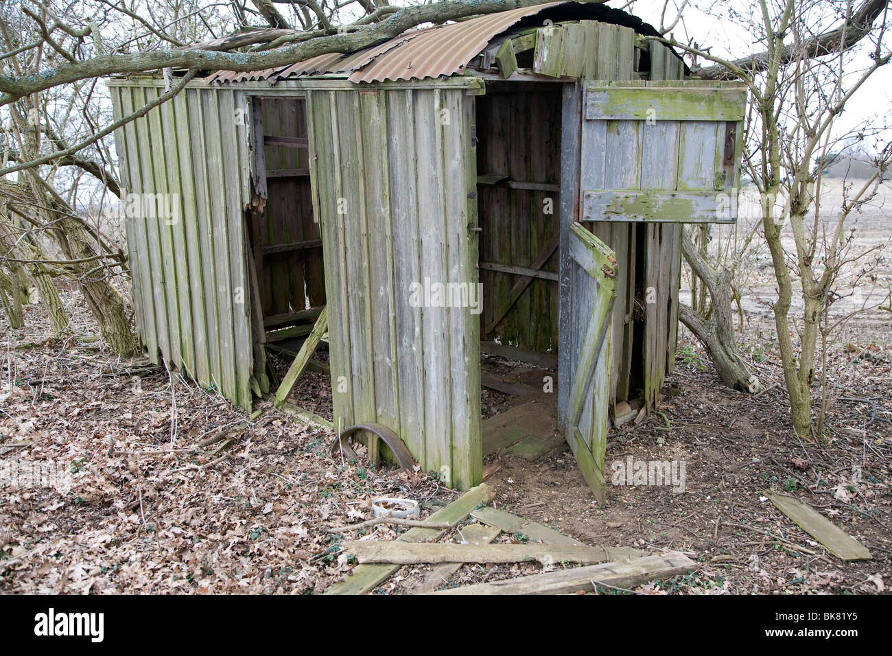 Broken shed hi-res stock photography and images - Alamy