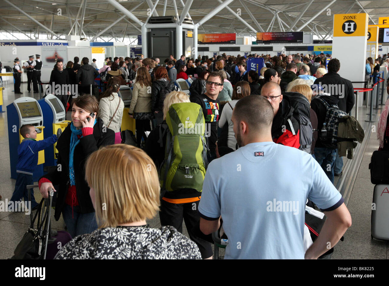 Busy airport hi-res stock photography and images - Alamy
