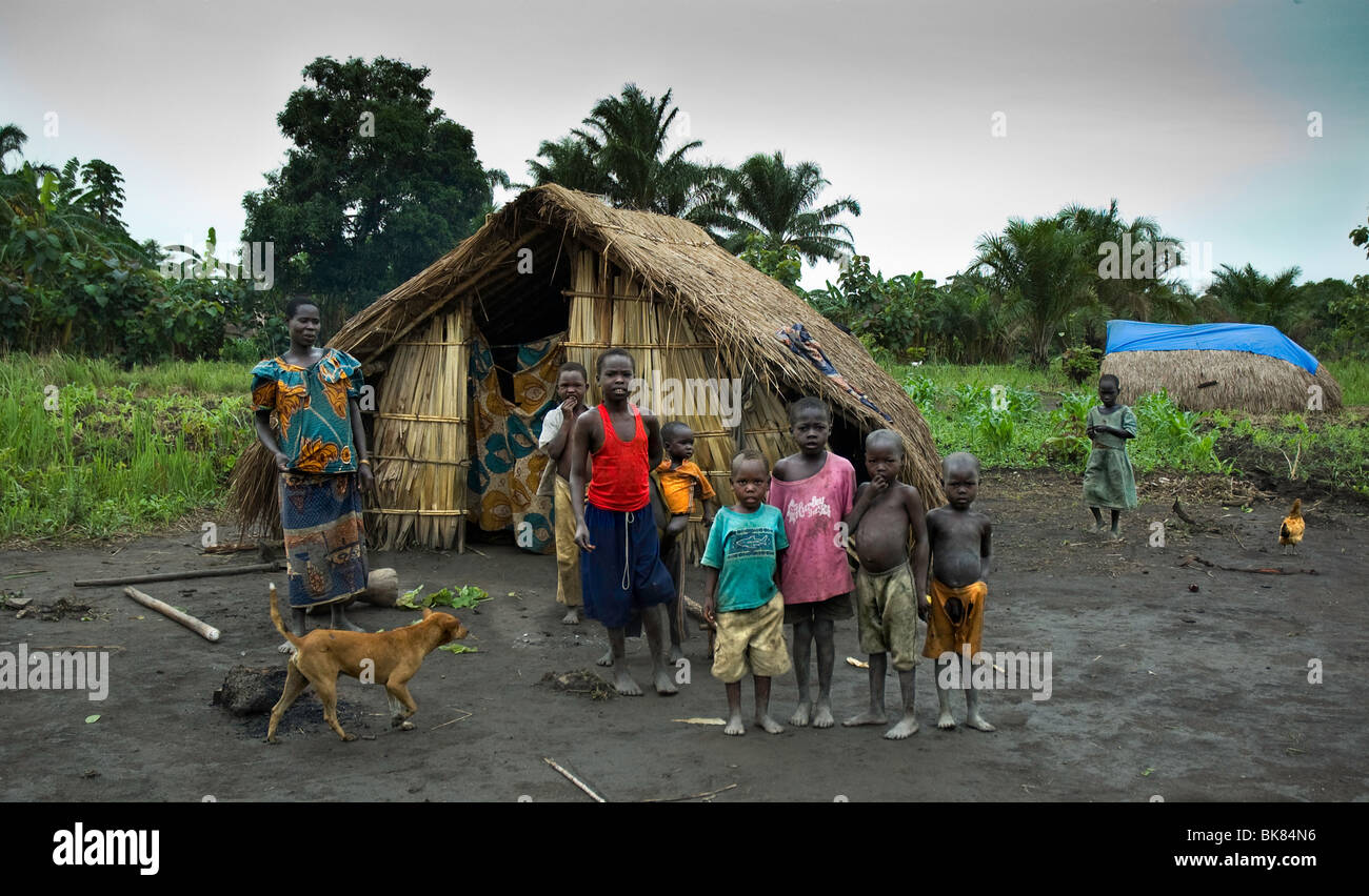 Improvised shelter hi-res stock photography and images - Alamy