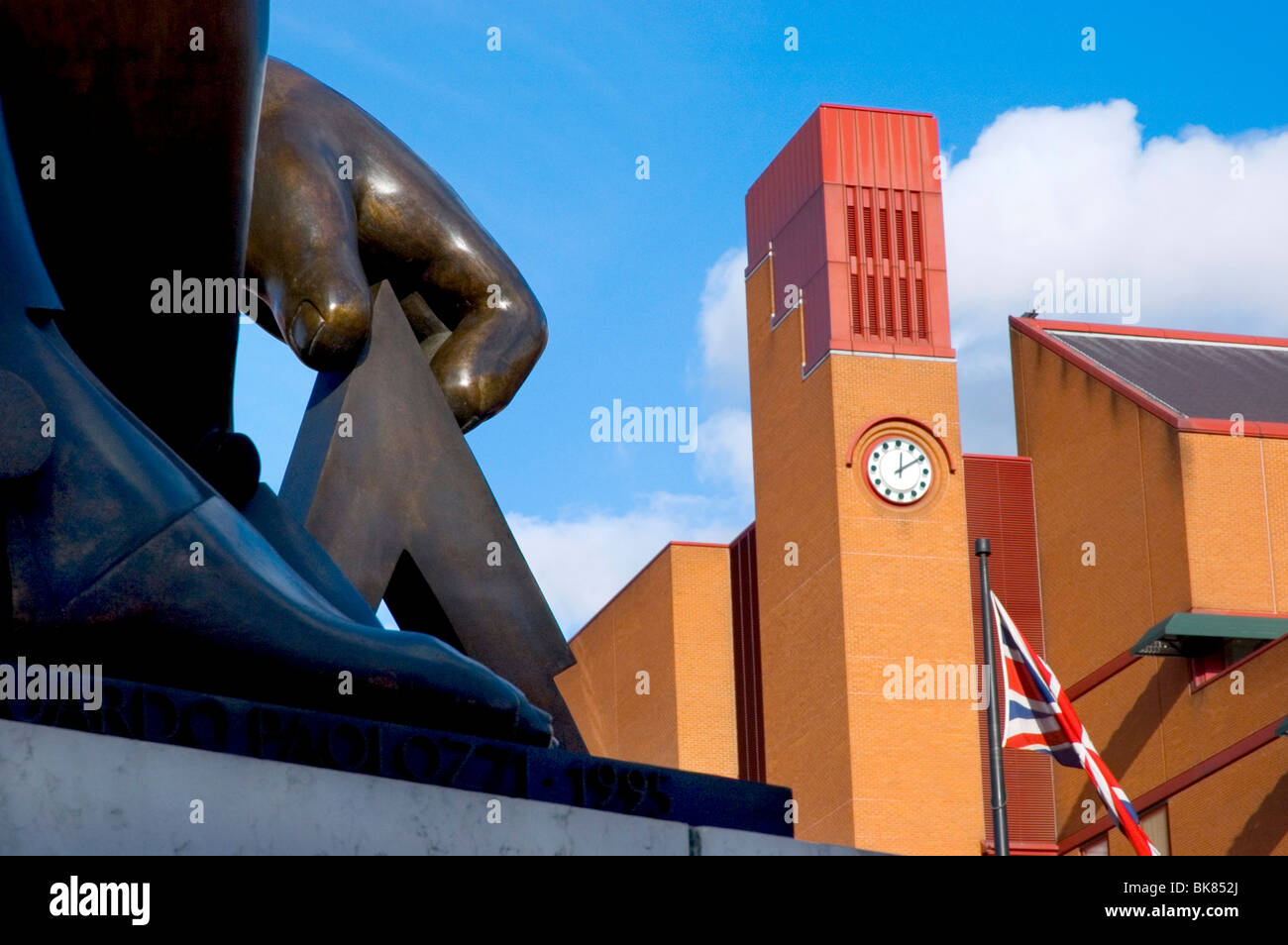Statue isaac newton hi-res stock photography and images - Alamy