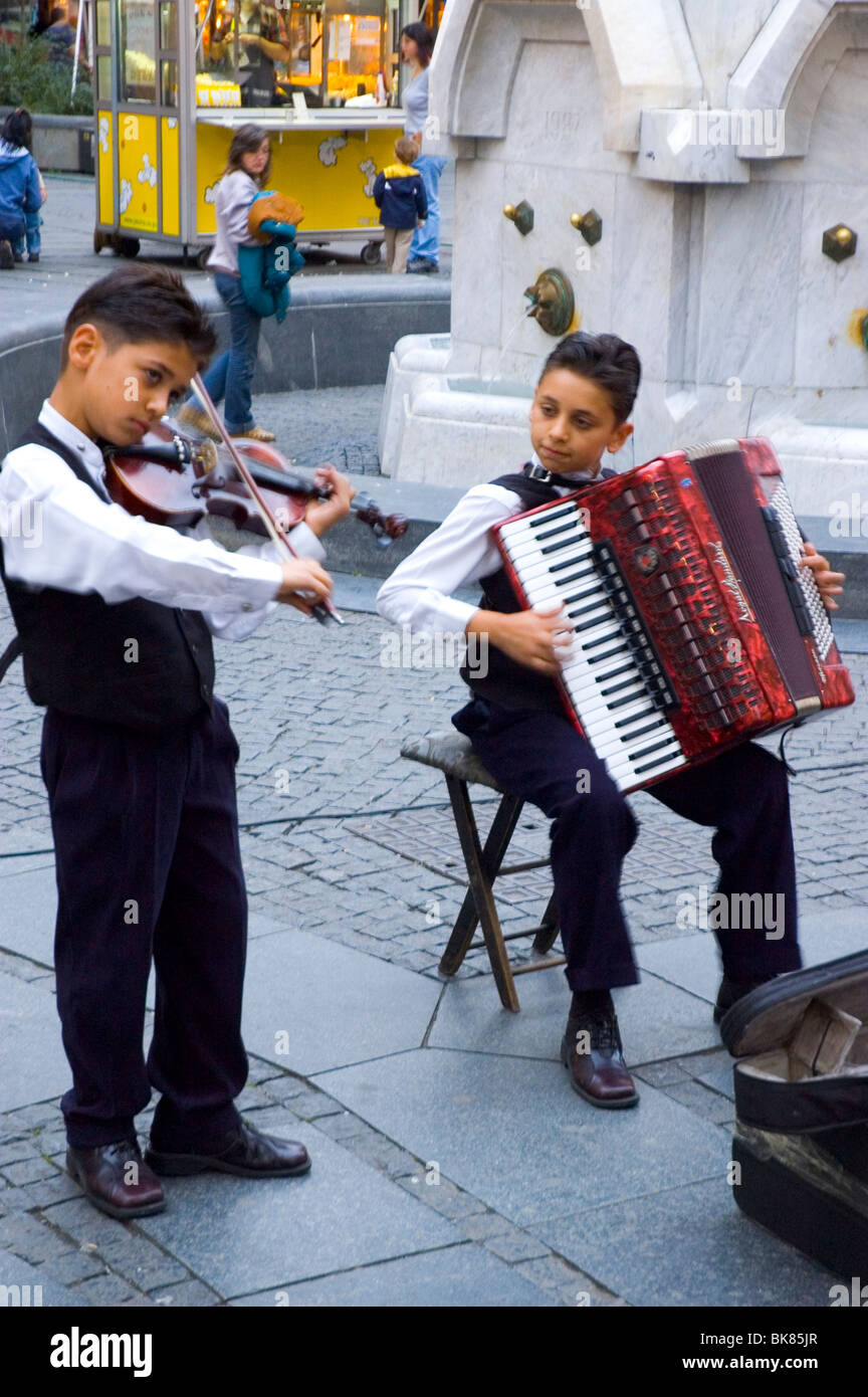 Child musicians hi-res stock photography and images - Alamy