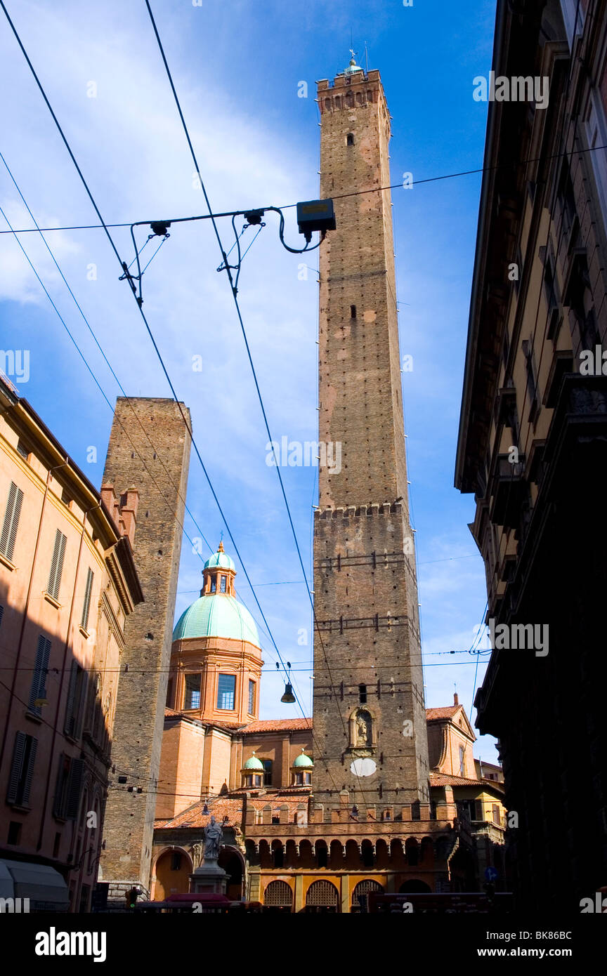Due torre hi-res stock photography and images - Alamy