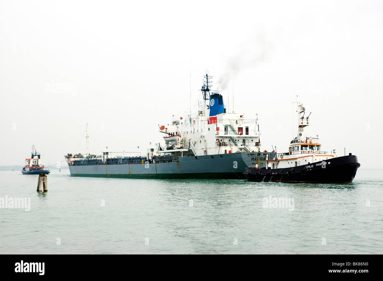 Ship and tugs hi-res stock photography and images - Alamy