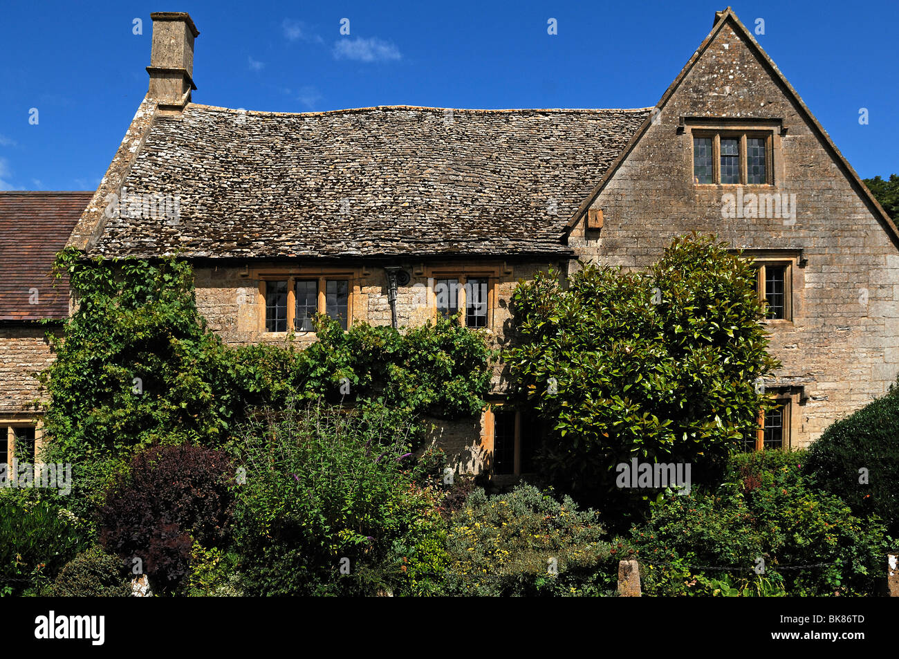 Typical stone house in the Cotswolds, Armscote, Warwickshire, England ...