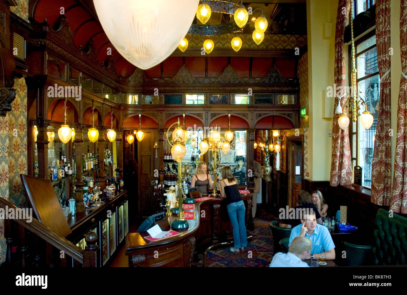 British pub interior hi-res stock photography and images - Alamy