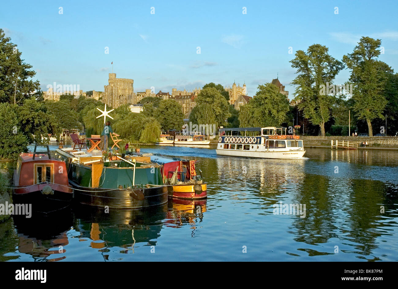 River thames windsor castle hi-res stock photography and images - Alamy