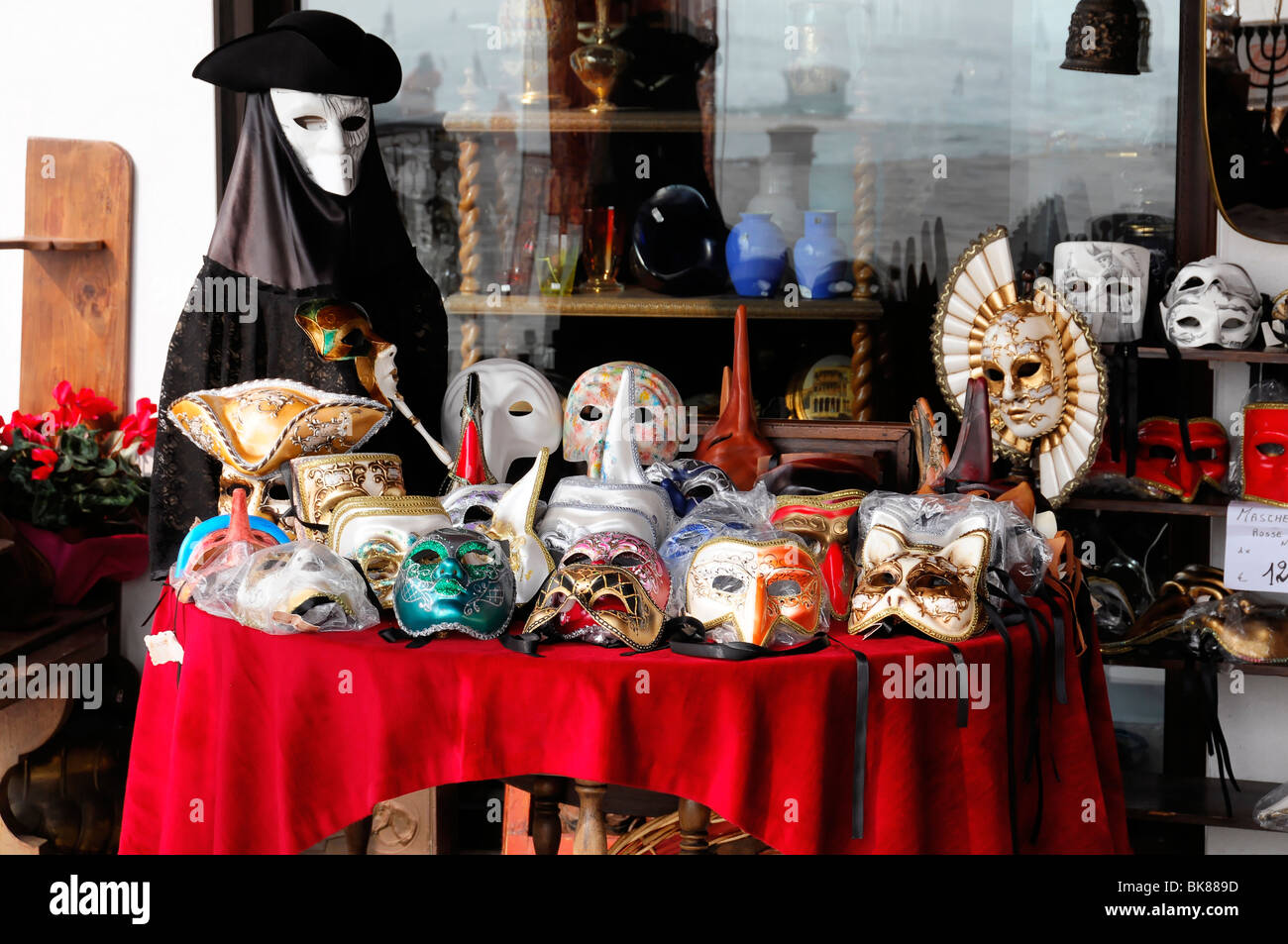 Souvenir masks hi-res stock photography and images - Alamy