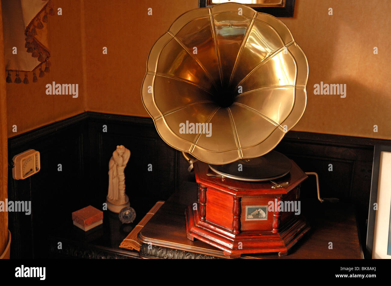 Gramophones phonograph phonographs hi-res stock photography and images ...