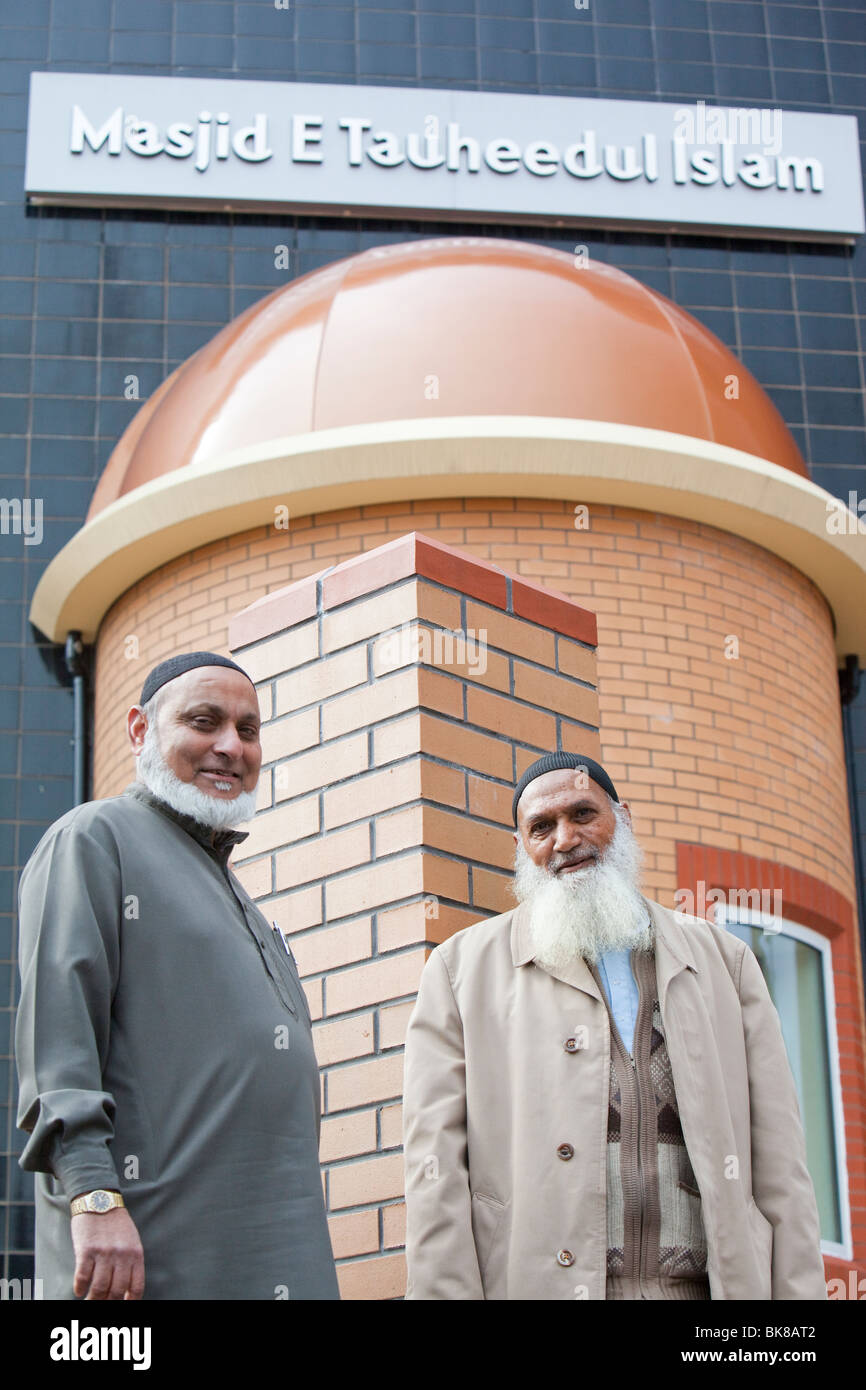 Elderly pakistani man uk hi-res stock photography and images - Alamy