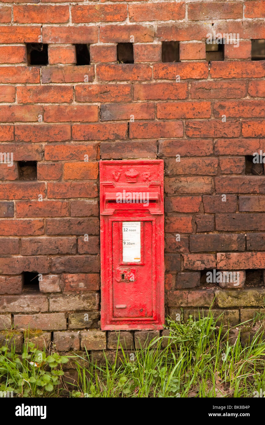 {Red post box] built into a wall Stock Photo - Alamy