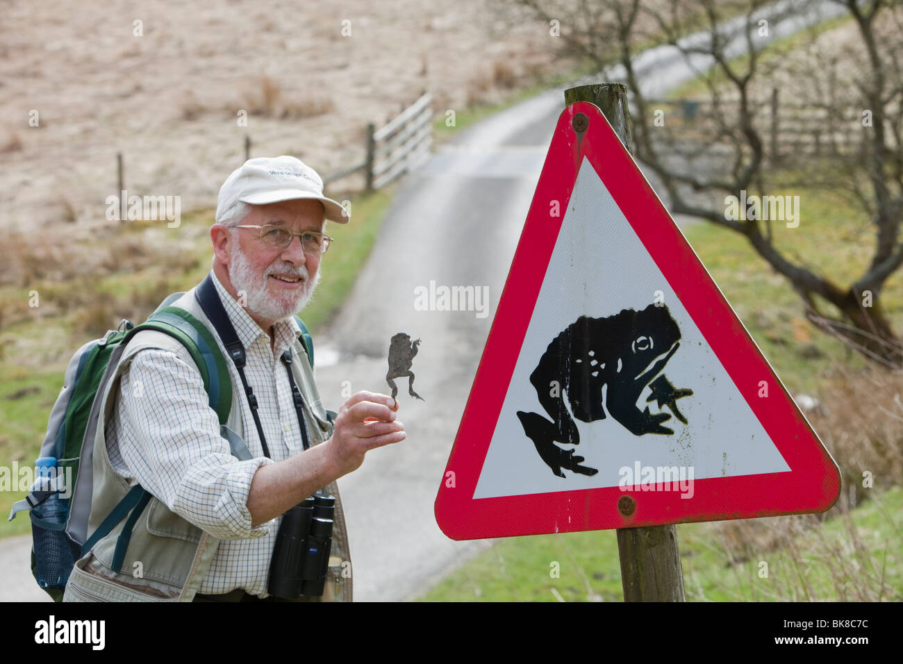 Toad crossing warning sign hi-res stock photography and images - Alamy