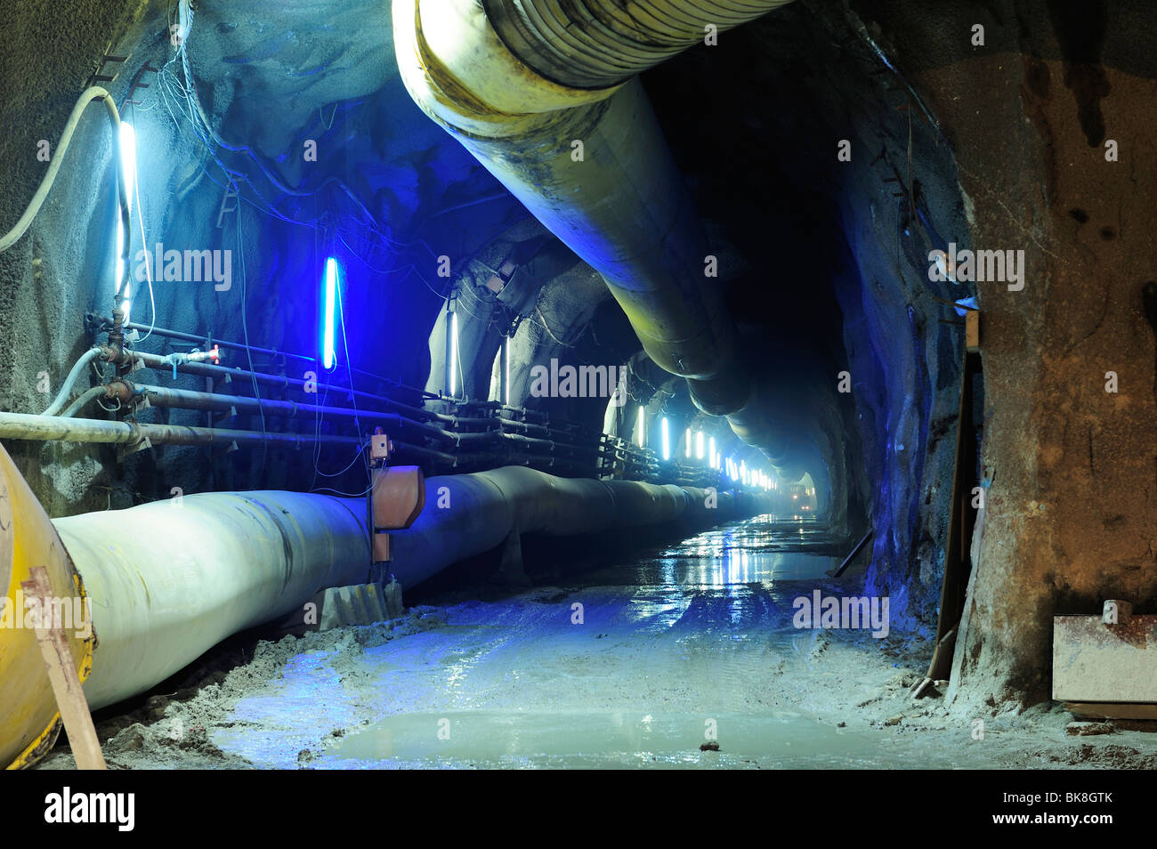 Beleuchteter tunnel hi-res stock photography and images - Alamy
