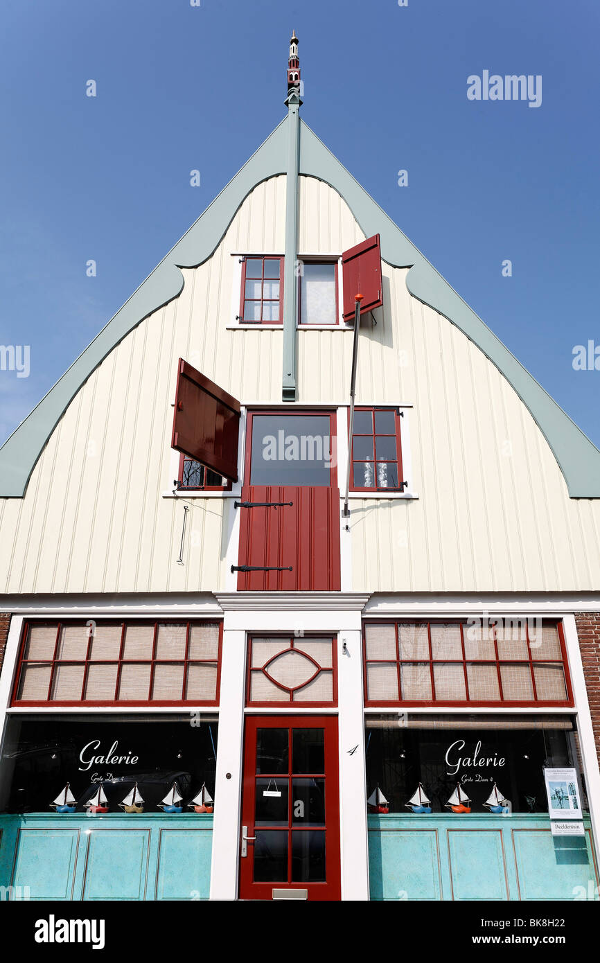 Historic wooden house with a small gallery, beautifully renovated, De ...