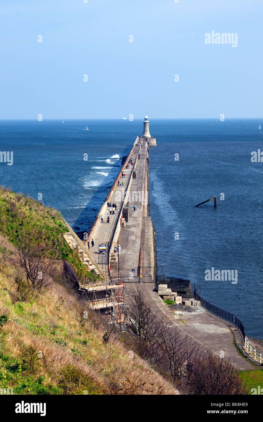 Tynemouth Lighthouse, River Tyne North Pier. Viewed from the grounds of ...