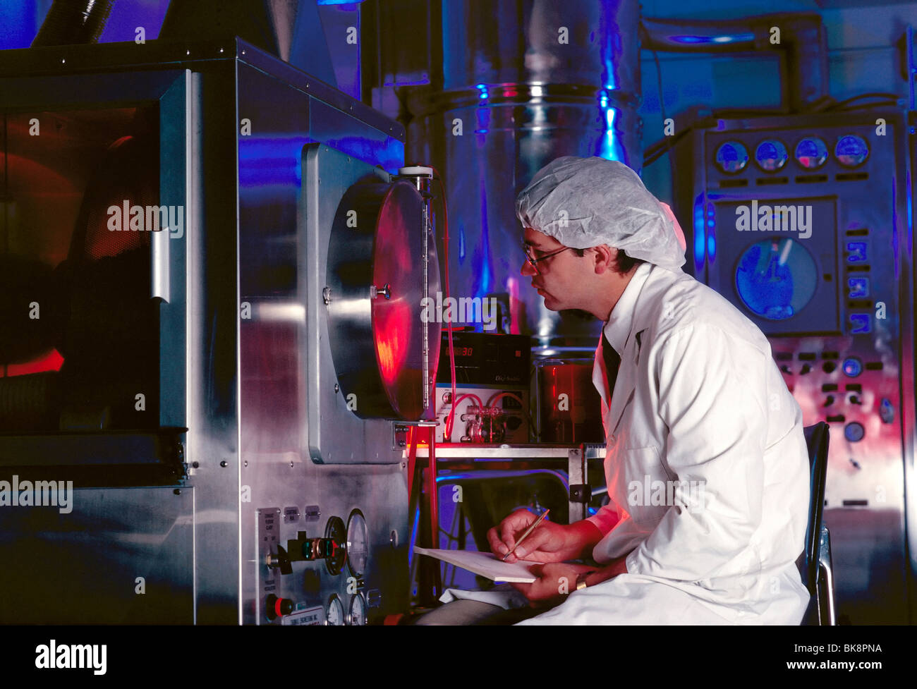 Technician pharmaceutical plant manufacture hi-res stock photography ...