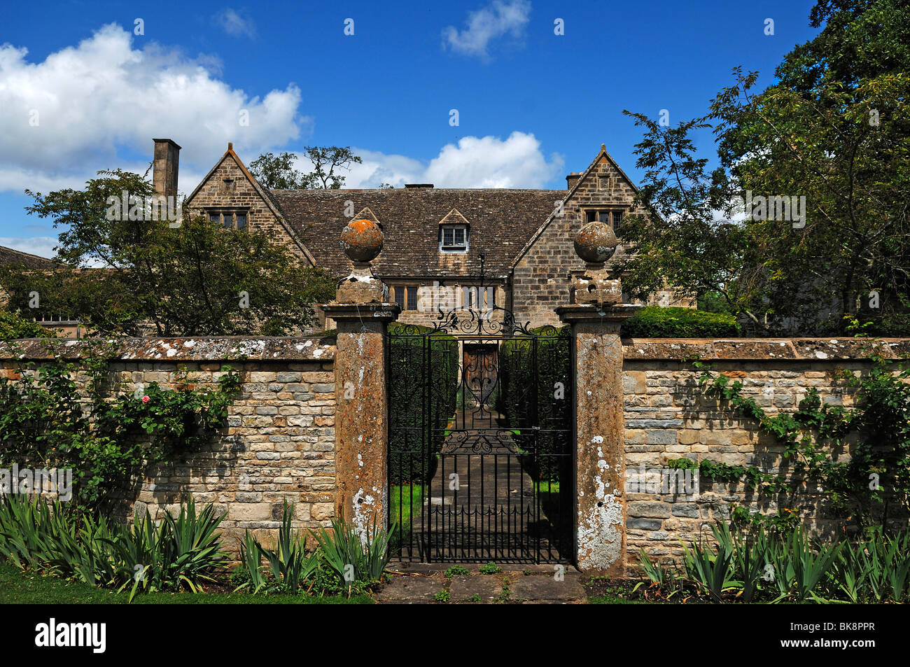Old english mansion house exterior hi-res stock photography and images ...