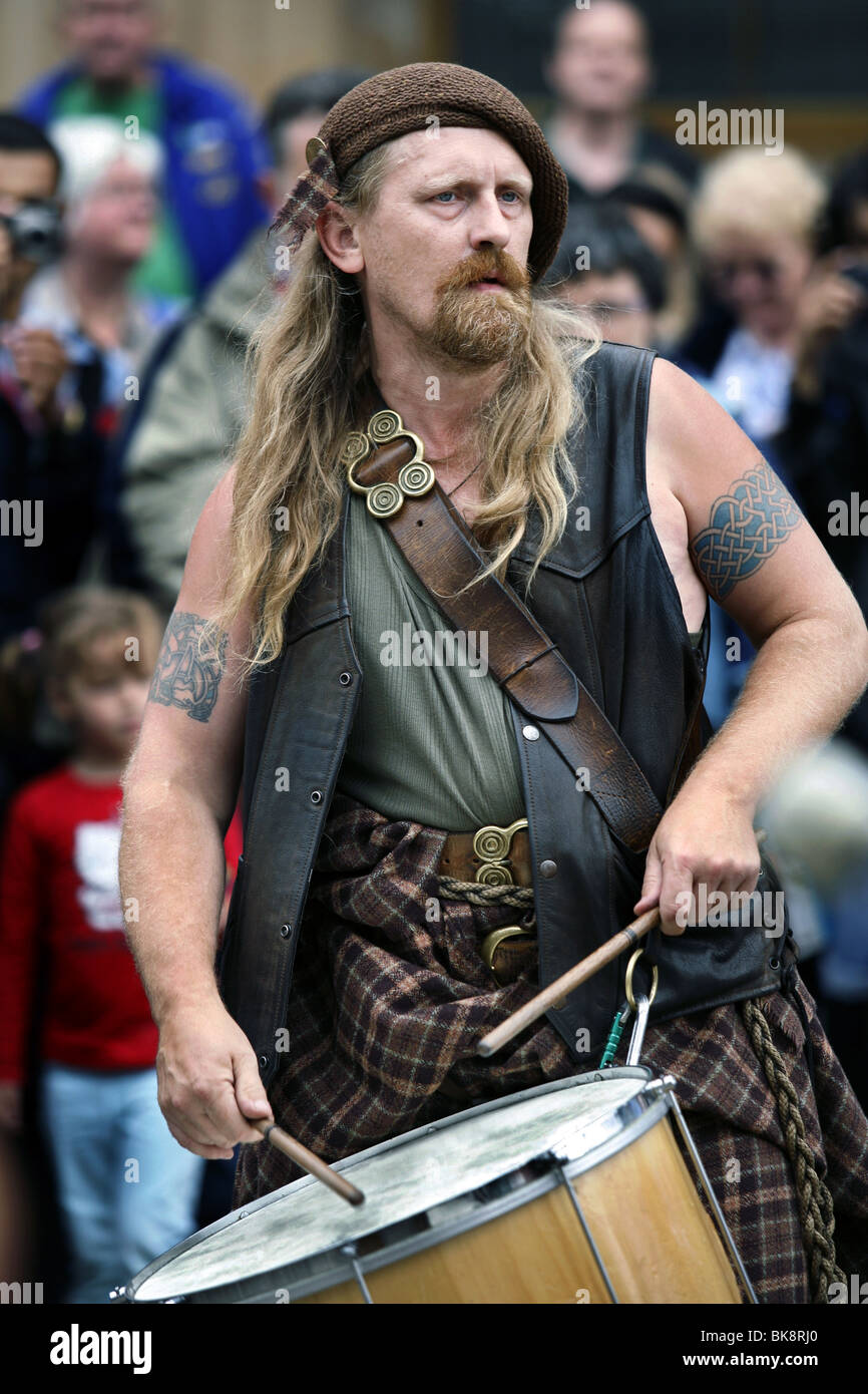 Robbie MacFarlane, Street Performer, Tribal Group Clanadonia, Edinburgh ...
