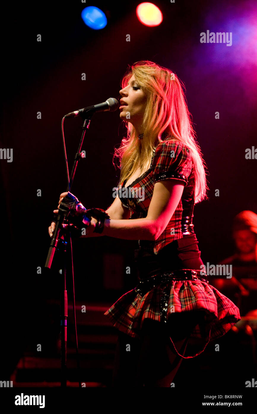 Jessy Howe, singer and front woman of the Swiss band, The Raveners ...