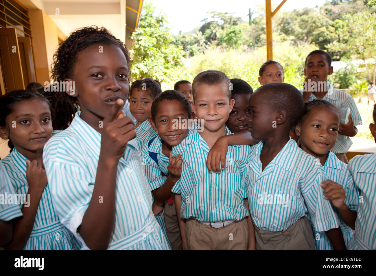 Schulkinder schuluniform hi-res stock photography and images - Alamy