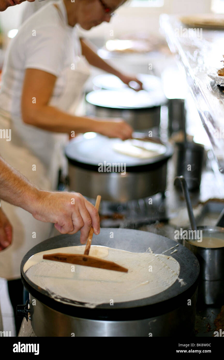 Ecole de Maître Crêpier (initiation to the art of crêpe making) and ...