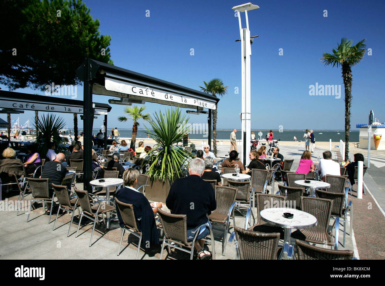 Cafe de la plage hi-res stock photography and images - Alamy