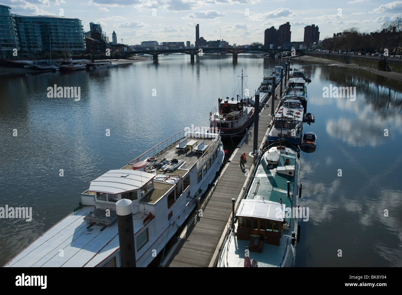 Chelsea thames house boat hi-res stock photography and images - Alamy