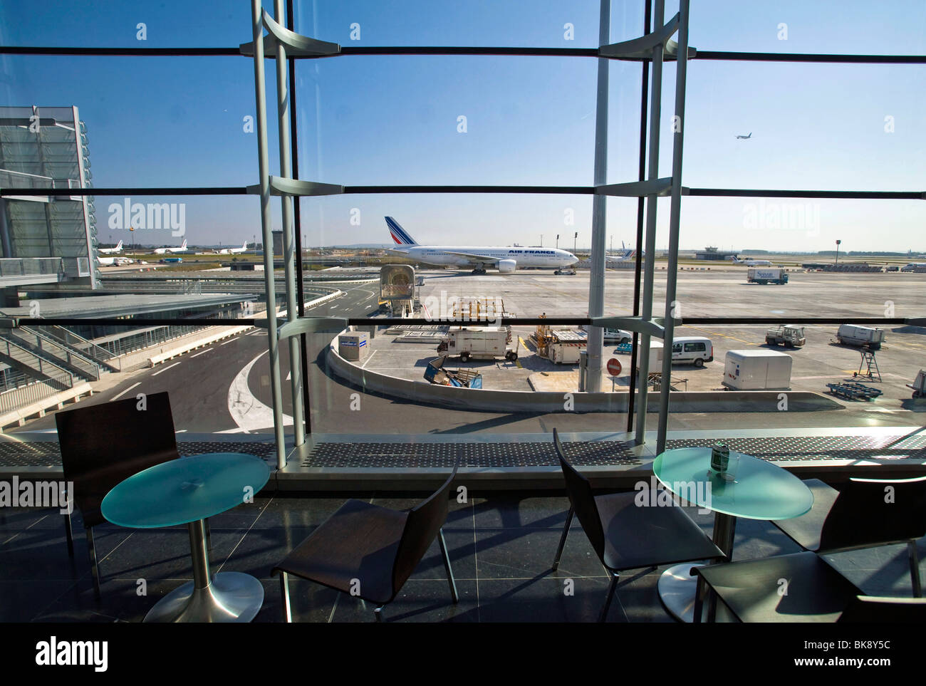 Charles de gaulle airport terminal 2e hi-res stock photography and ...