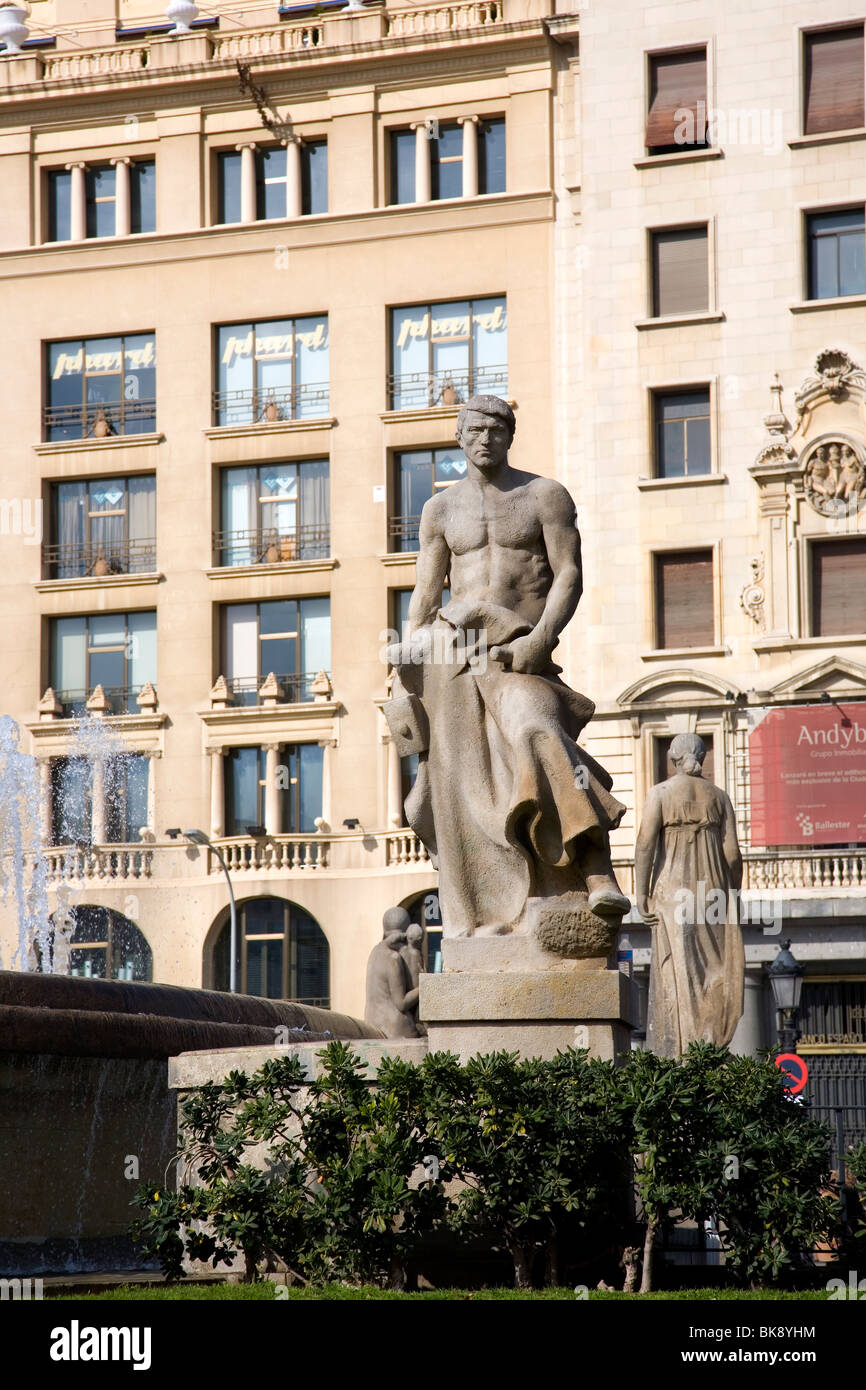 Plaça de Catalunya statue and fountain Stock Photo - Alamy
