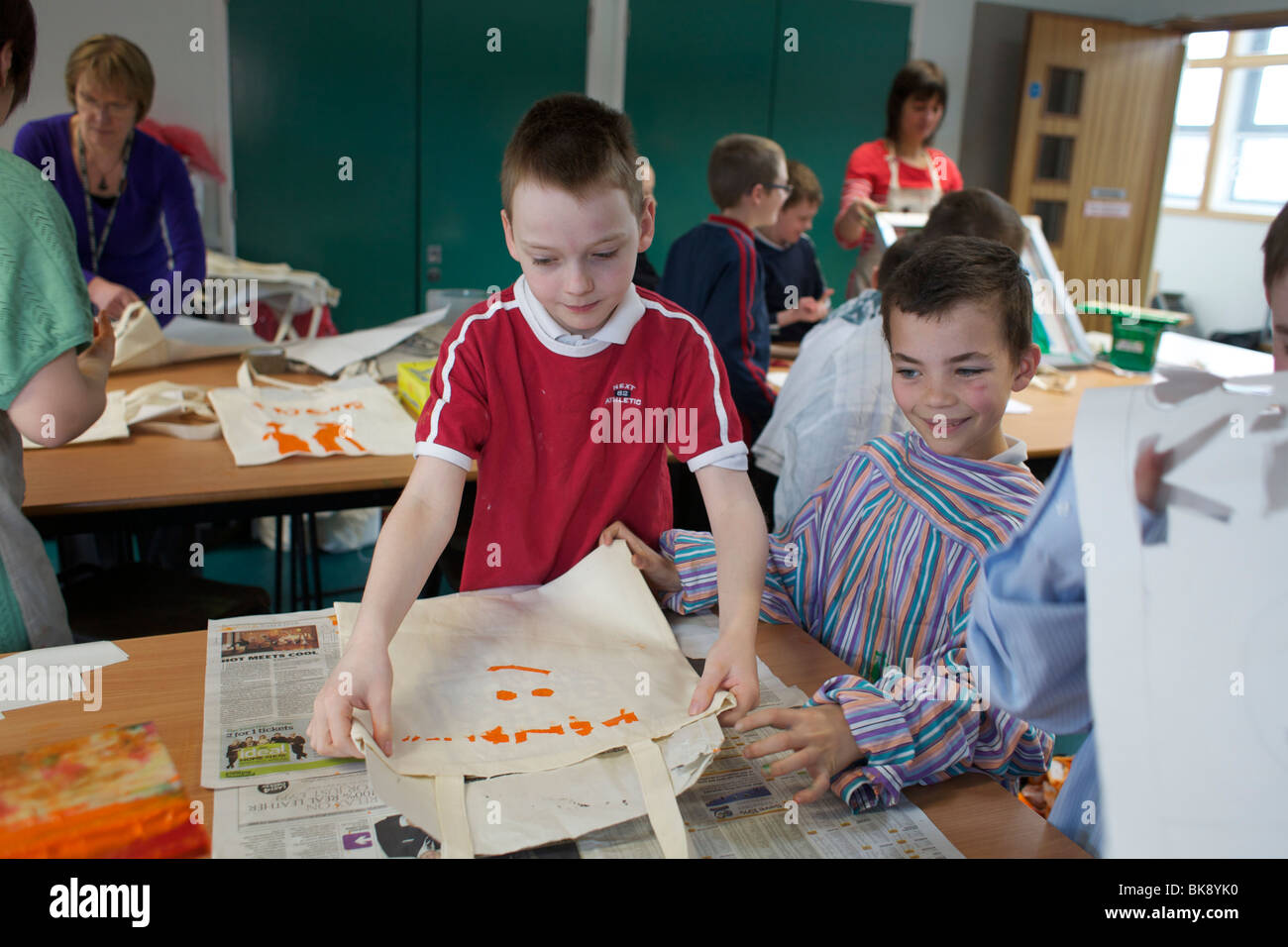 School Children being taught Screen Printing Stock Photo - Alamy